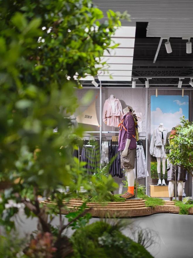 从一件羽绒服断货，到26年增设30家旗舰店：森马「新常服」玩出全新生意场-第七在线