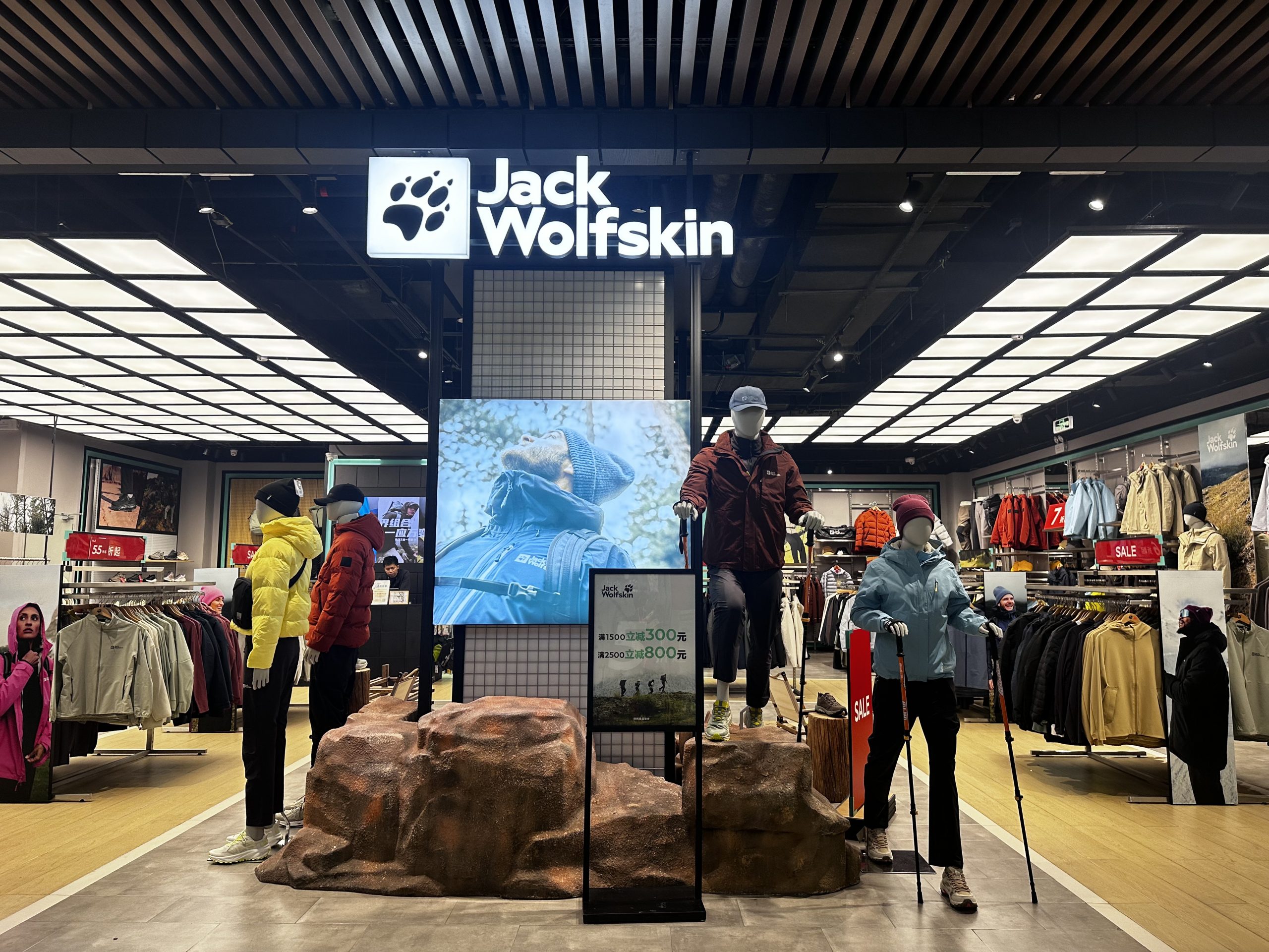 安踏收购200多天后，狼爪开进合肥万象城-第七在线